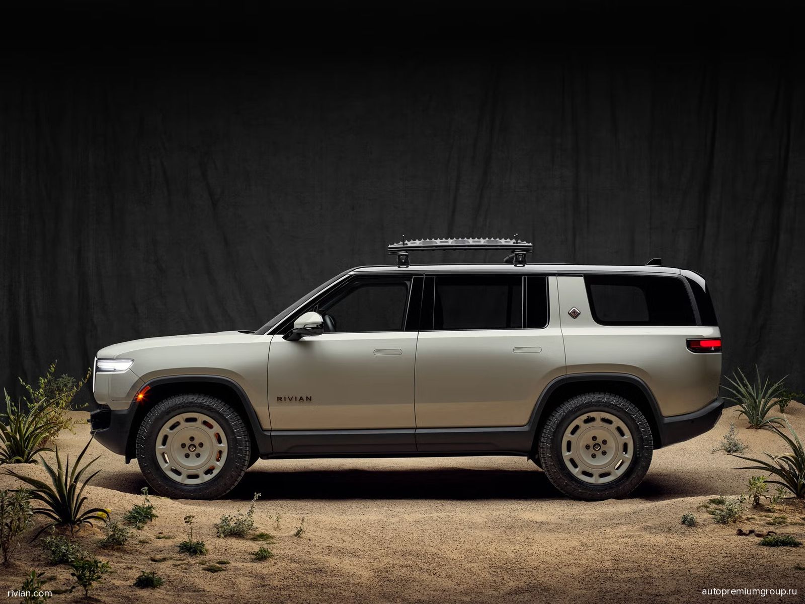 Купить новый Rivian R1S 2025 в наличии и на заказ в Москве.