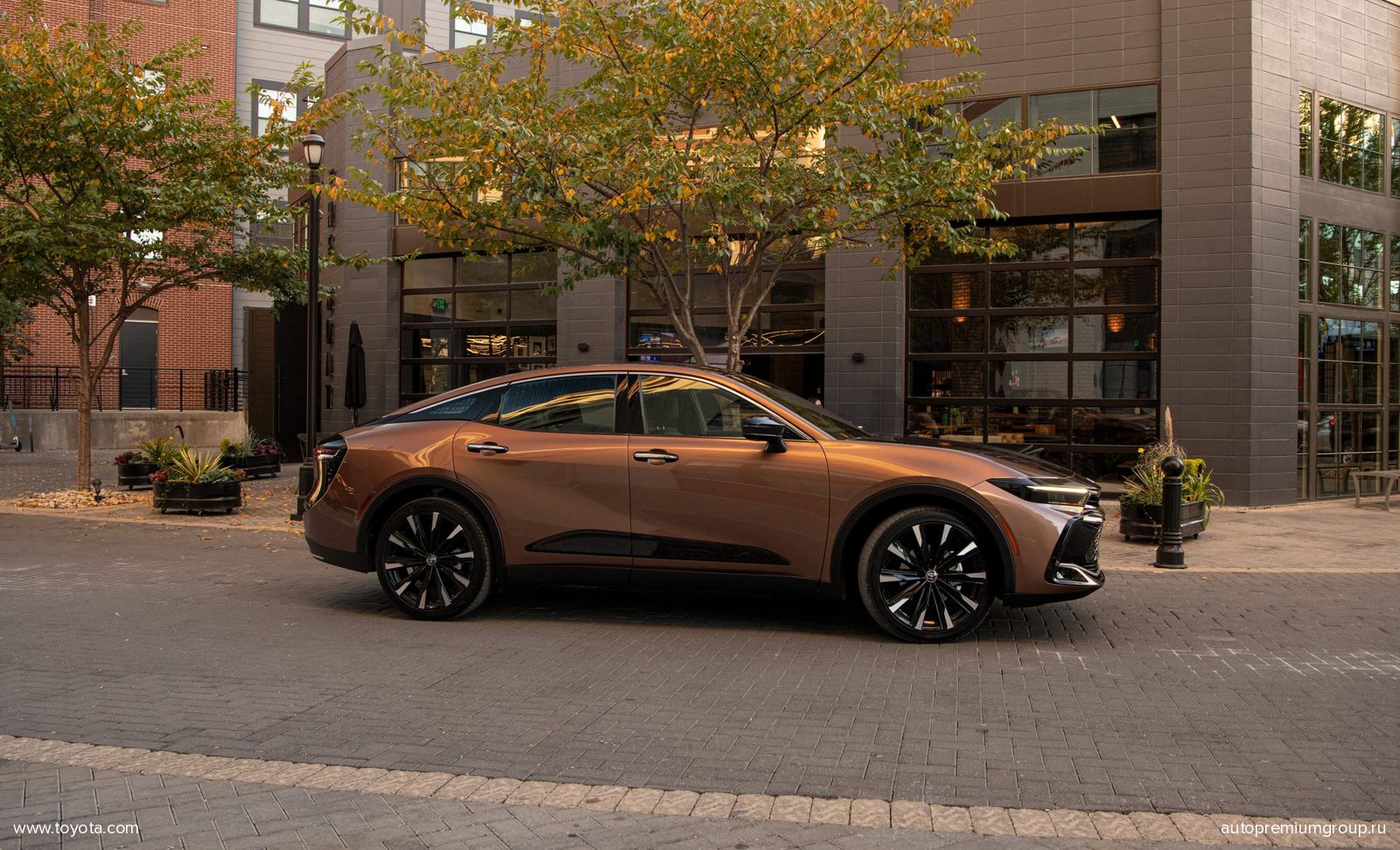 Купить новый Toyota Crown Cross-Sedan 2023 в наличии и на заказ в Москве.