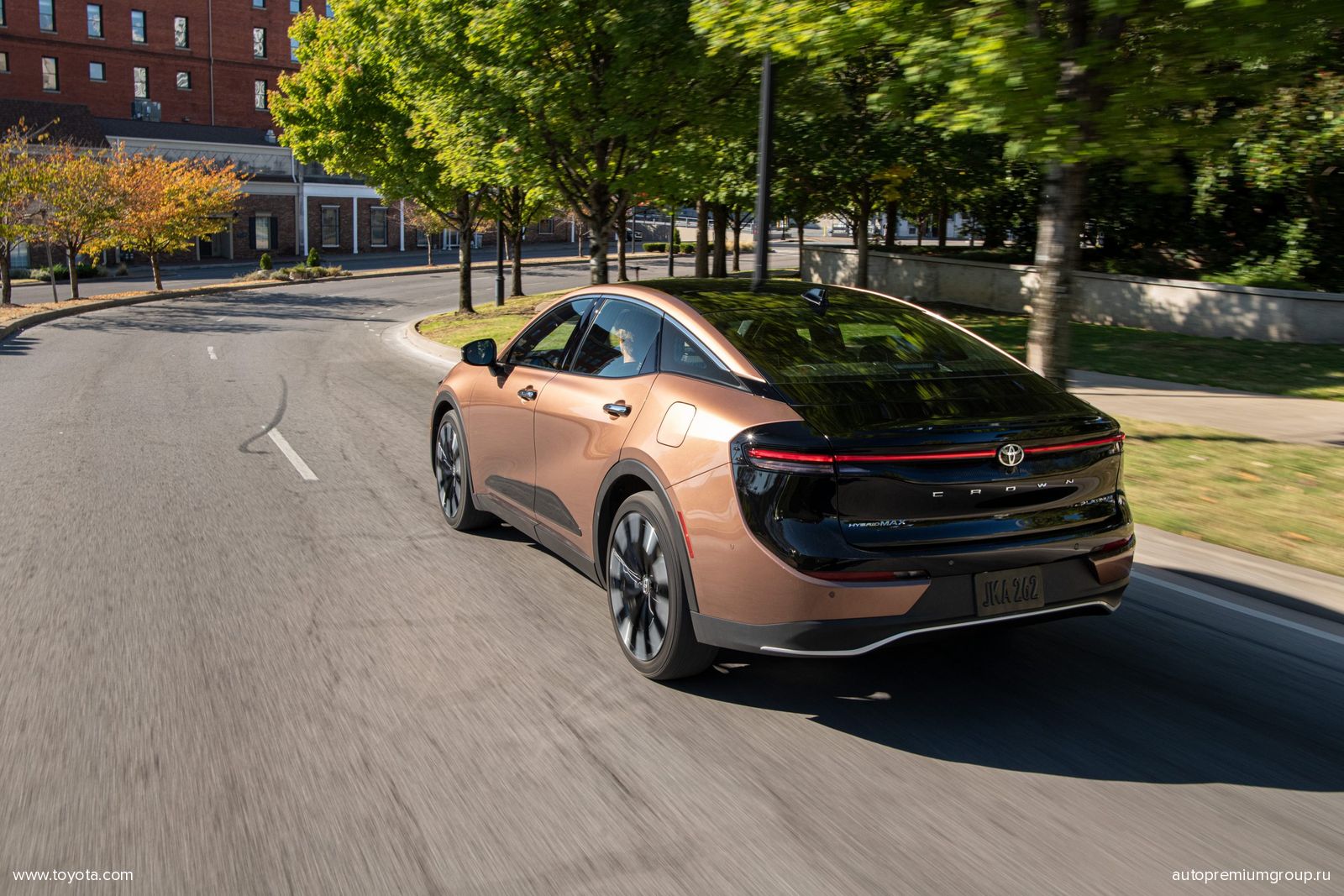 Купить новый Toyota Crown Cross-Sedan 2023 в наличии и на заказ в Москве.