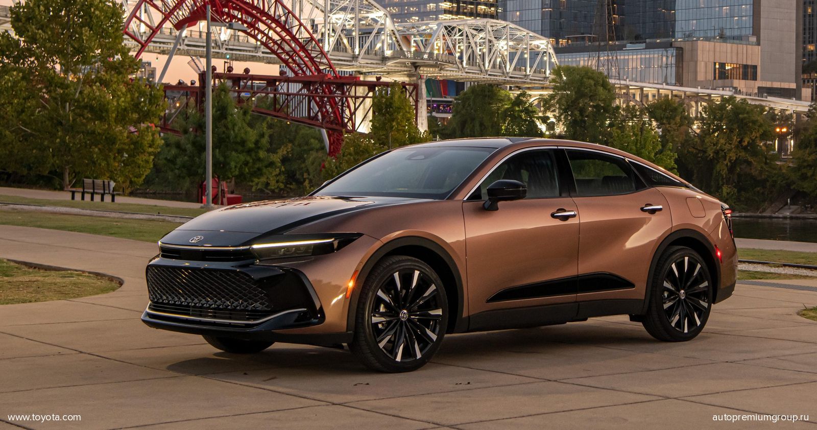 Купить новый Toyota Crown Cross-Sedan 2023 в наличии и на заказ в Москве.