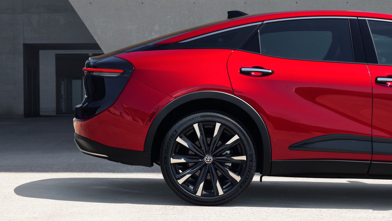 Купить новый Toyota Crown Cross-Sedan 2024 в наличии и на заказ в Москве.