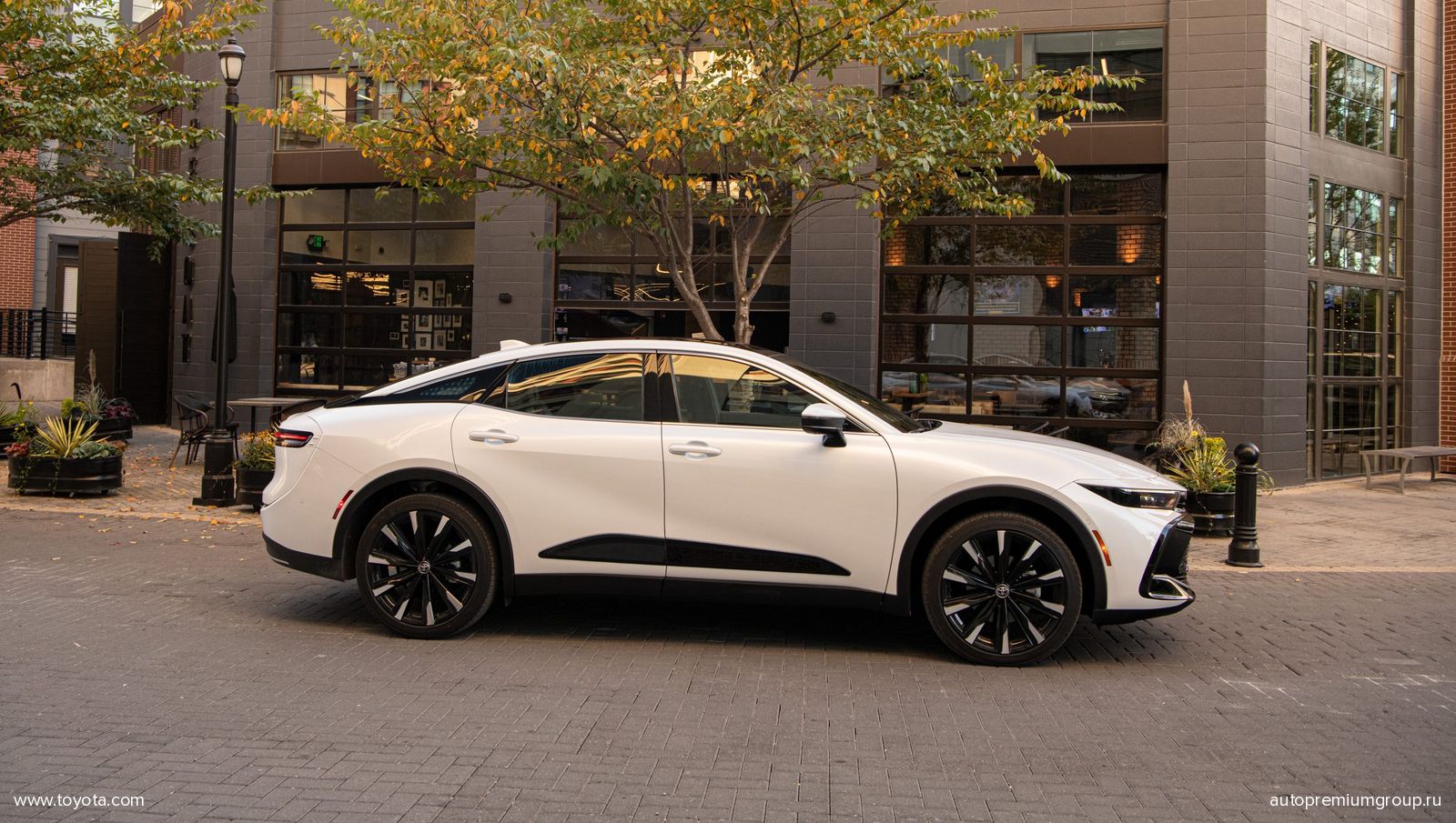 Купить новый Toyota Crown Cross-Sedan 2025 в наличии и на заказ в Москве.